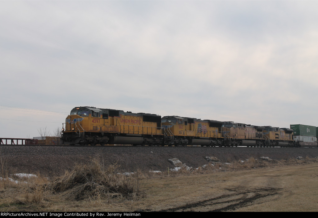 UP 4597 & others (3)